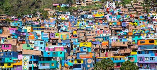 Visita al mural Constelaciones de la Comuna 3: Descubre la magia de ...